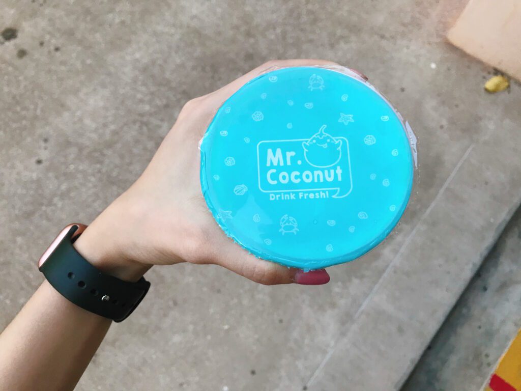 【新加坡美食】「Mr. Coconut」新加坡最紅的排隊飲料 – The Miss Kuo